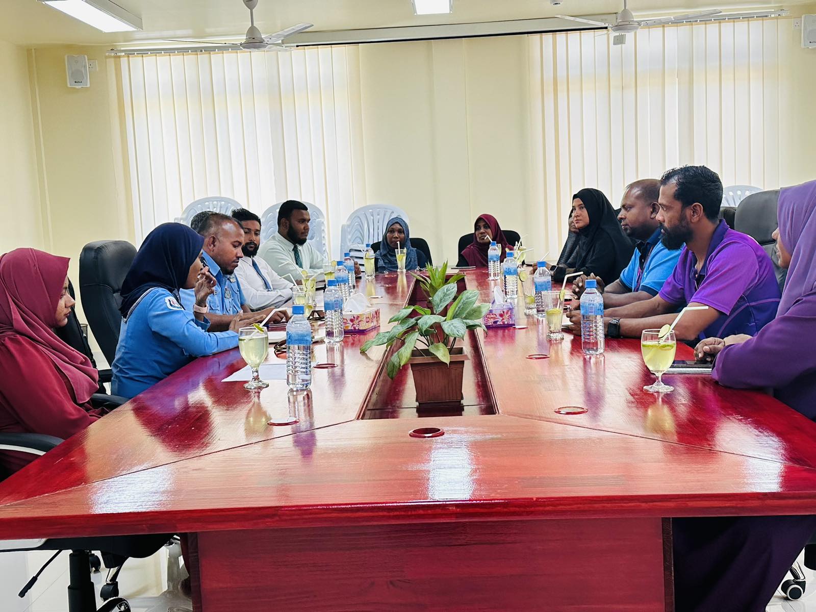 ލ.އަތޮޅު ކޮމާންޑަރ އާއިއެކު ބޭއްވުނު ބައްދަލުވުން - Isdhoo Council